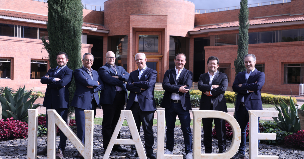 Lanzamiento del Centro de Liderazgo en IA para la Alta Dirección por ...